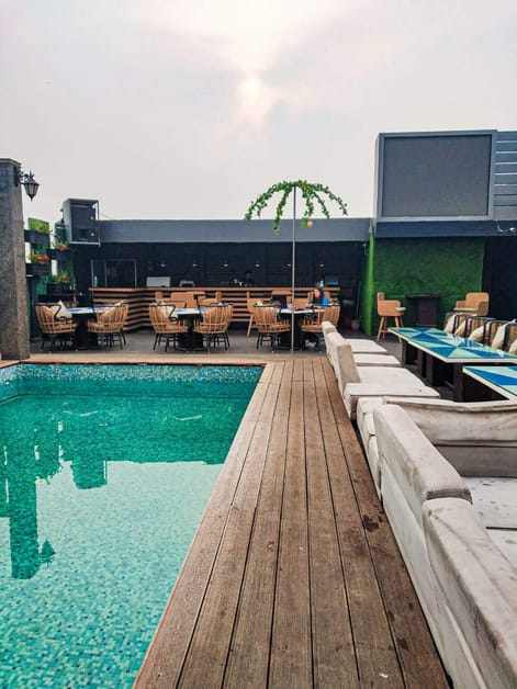 This Dreamy Cafe Has A Pool Side Along With Delectable Food And Drinks ...