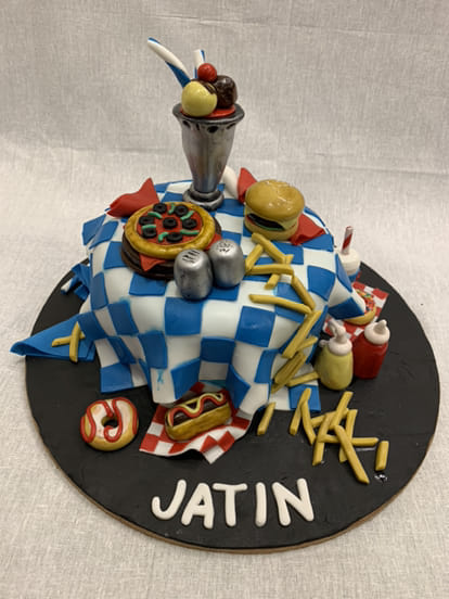 Get Lip Smacking Customized Birthday Cakes At This Outlet! | LBB
